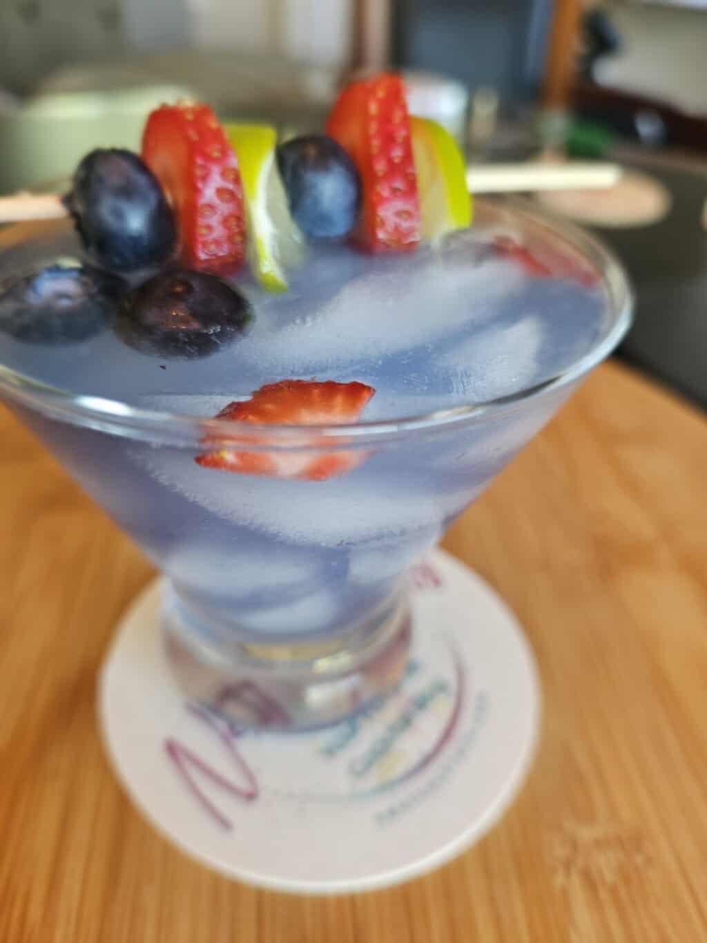 How to Make the Berry Electric Cocktail (It’s a Color-Pop Party in a ...